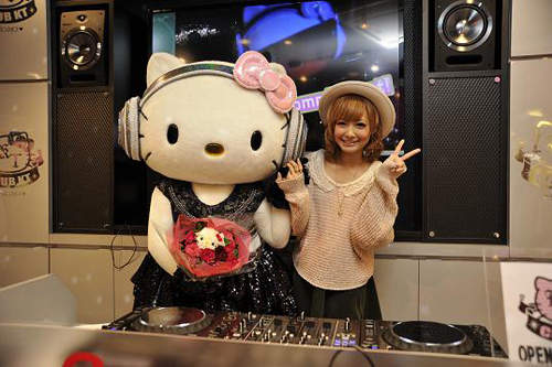 DJ KT in the house～♪ Hello Kitty轉行當DJ啦～♪♪♪ | 宅宅新聞