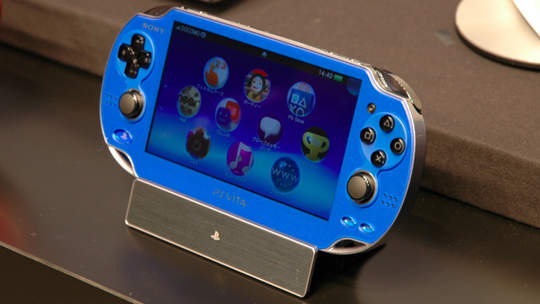 PS VITA「絕色紅」&「寶石藍」新色亮相 還能拿來看漫畫？！ | 宅宅新聞
