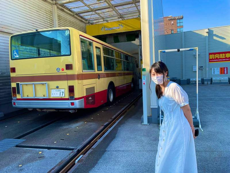 《開公車的情侶新嘗試》經營YouTube頻道介紹公車 去迪士尼樂園約會回程也是女朋友開車 | 宅宅新聞